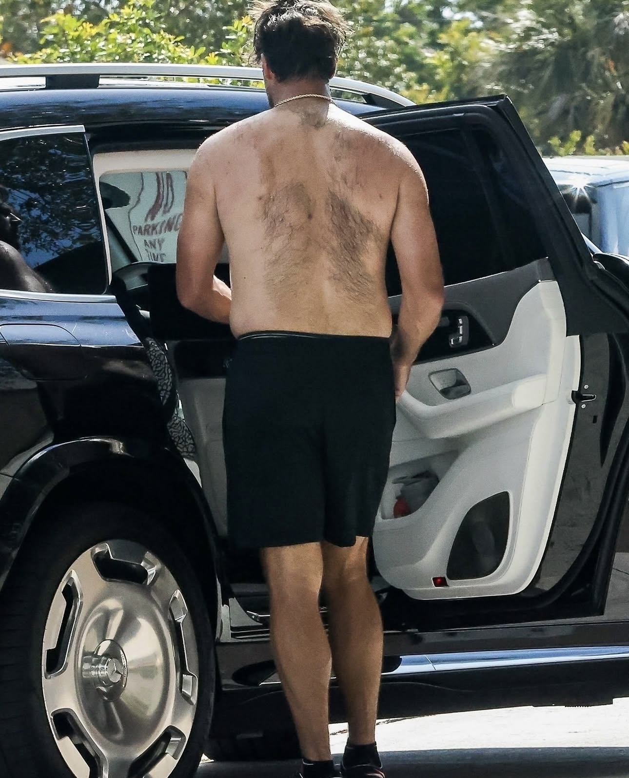 Travis Kelce has a hairy back - Celebria - ATRL
