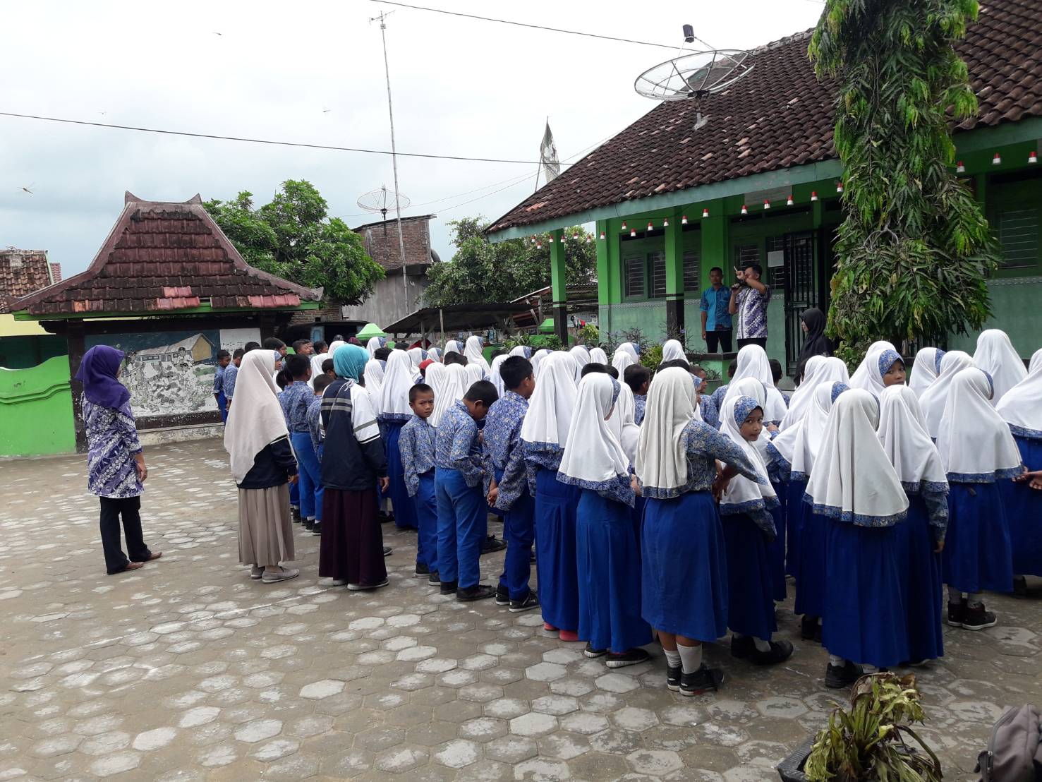 Gerakan tanganku bersih tanpa kuman di SD Negeri 1 Bajingjowo Kecamatan ...