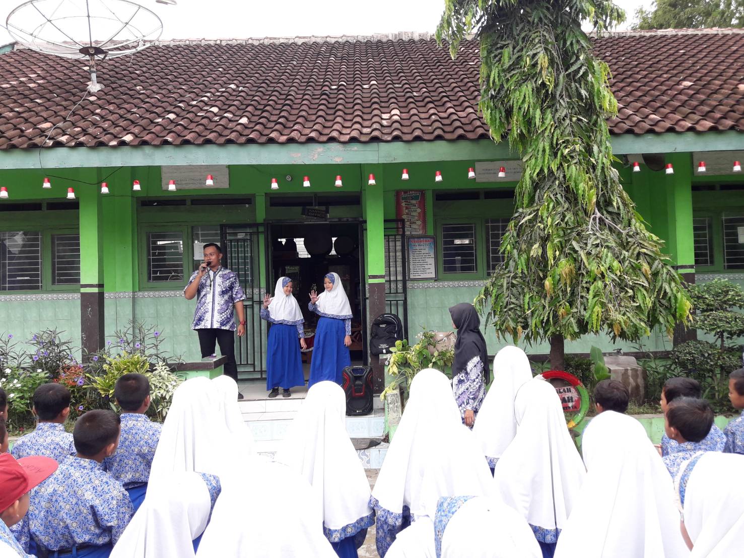 Gerakan tanganku bersih tanpa kuman di SD Negeri 1 Bajingjowo Kecamatan ...