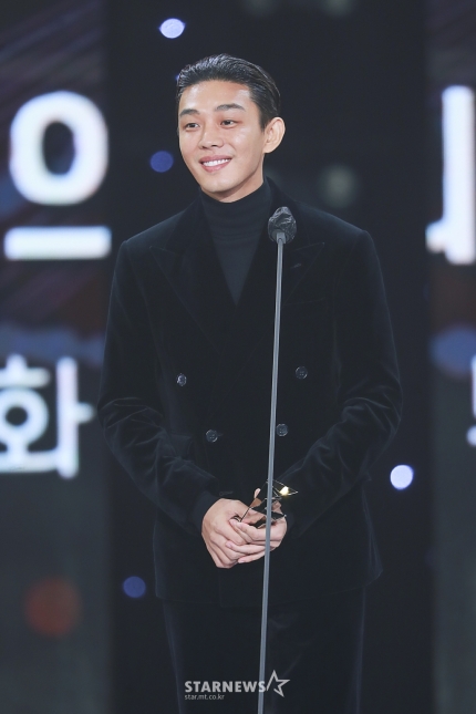 Yoo Ah In wins Grand Prize (Daesang) for Film Actor of the Year at the ...