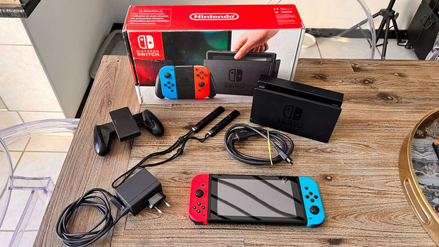 [For Sale] - Nintendo Switch V1 unpatched - Boxed with all original ...