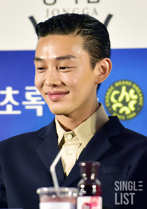 [PHOTOS/FIXED TRANS] Yoo Ah In attends the 42nd Blue Dragon Film Awards ...